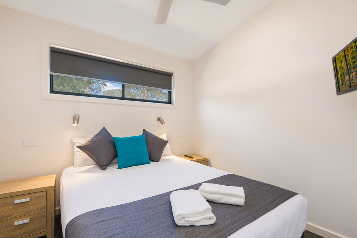 POOL VIEW SUPERIOR CABIN (7 BERTH) : BIG4 Bendigo Marong Holiday Park ...