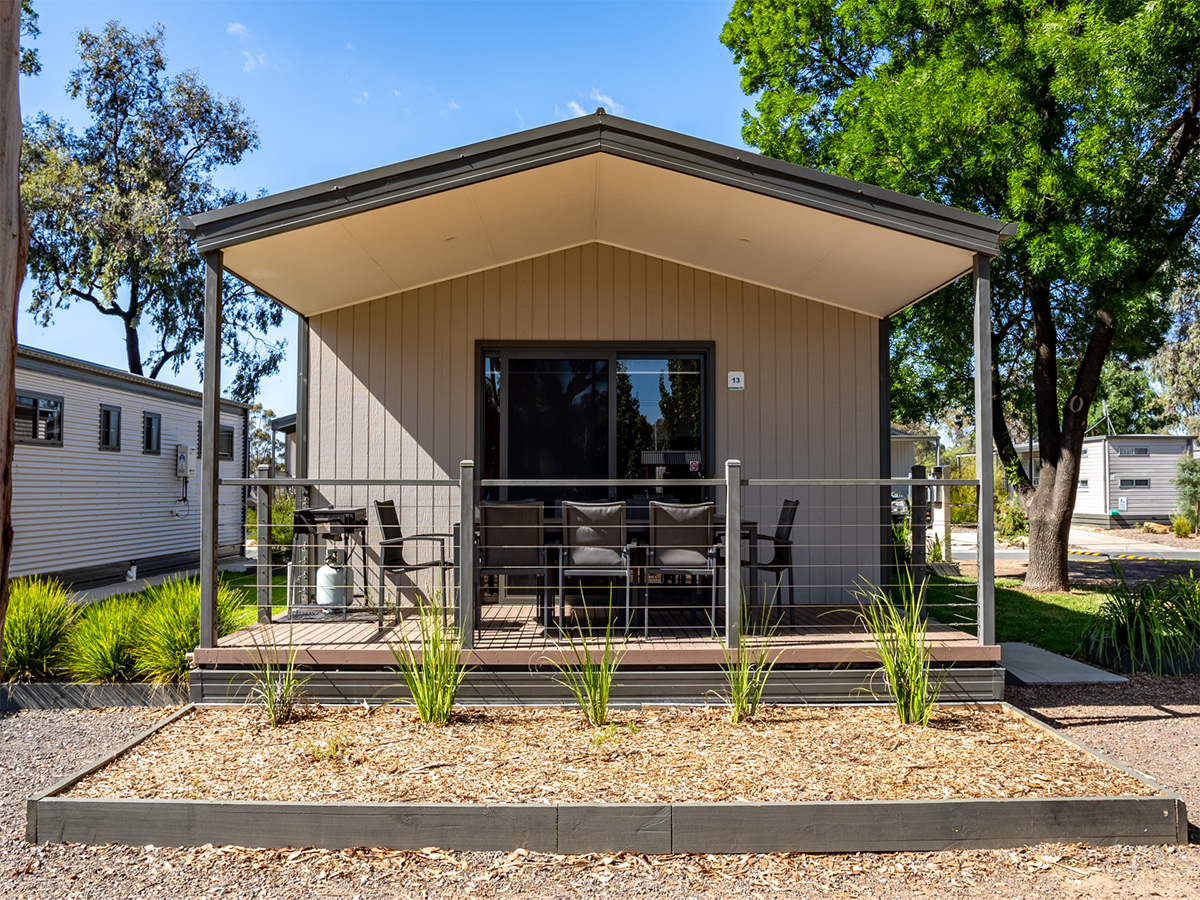 POOL VIEW SUPERIOR CABIN (7 BERTH) : BIG4 Bendigo Marong Holiday Park ...