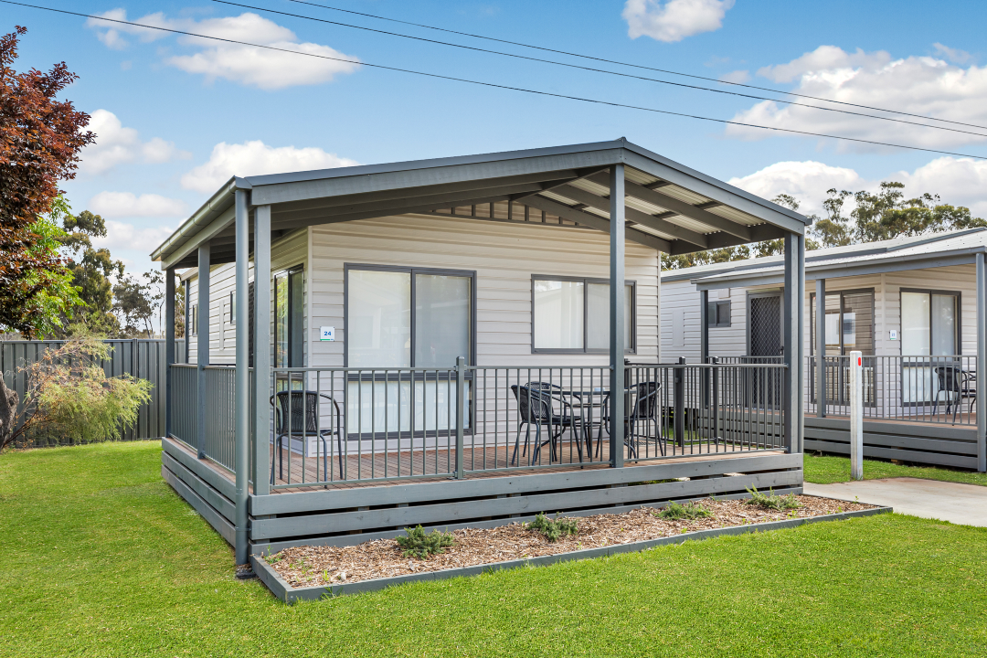 DOG FRIENDLY CABIN (4 BERTH) : BIG4 Bendigo Marong Holiday Park ...