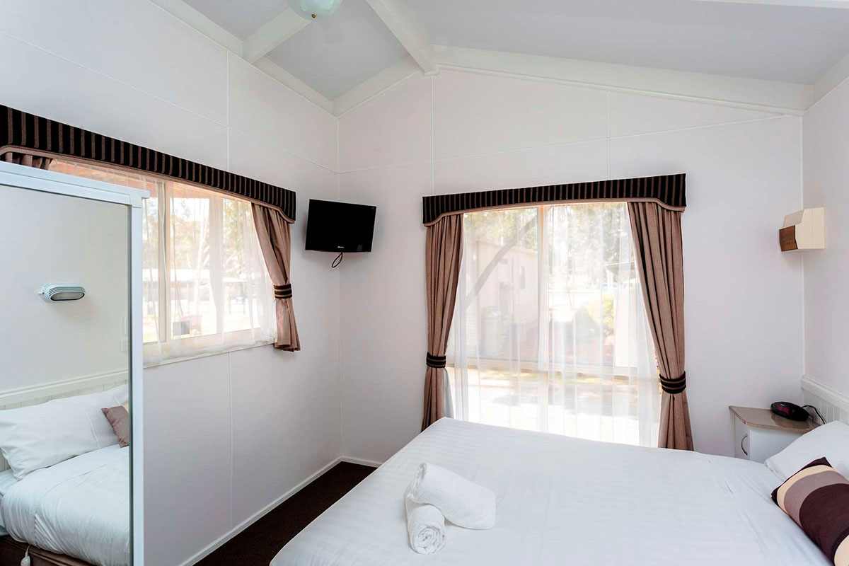 EXECUTIVE CABIN 4 BERTH : BIG4 Bendigo Marong Holiday Park : Marong ...