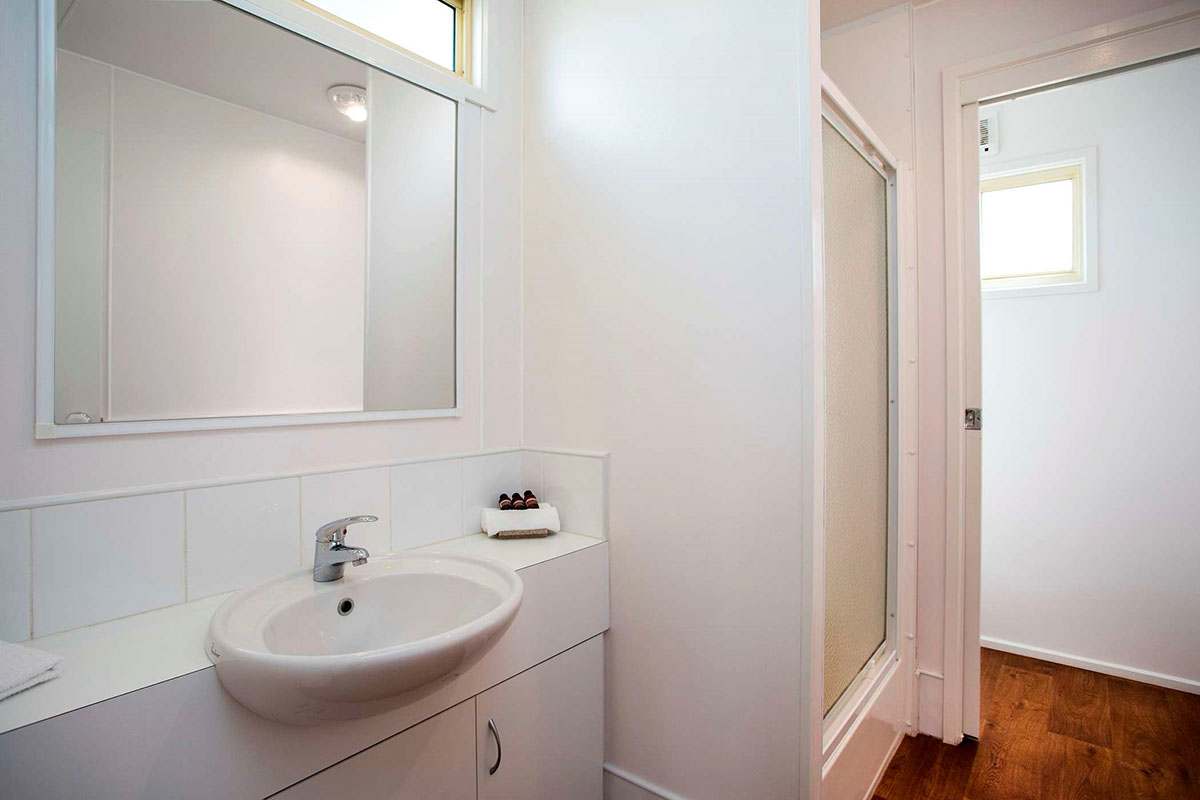 EXECUTIVE CABIN 4 BERTH : BIG4 Bendigo Marong Holiday Park : Marong ...