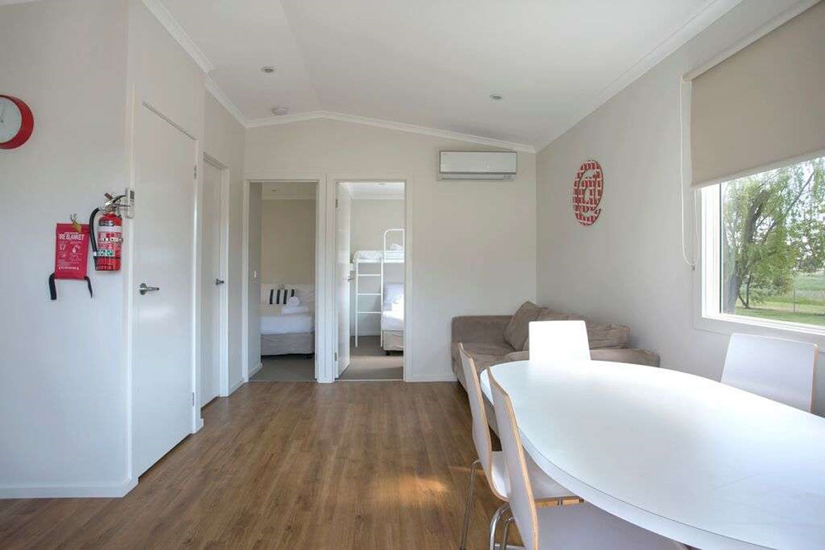 EXECUTIVE CABIN 5 BERTH : BIG4 Bendigo Marong Holiday Park : Marong ...