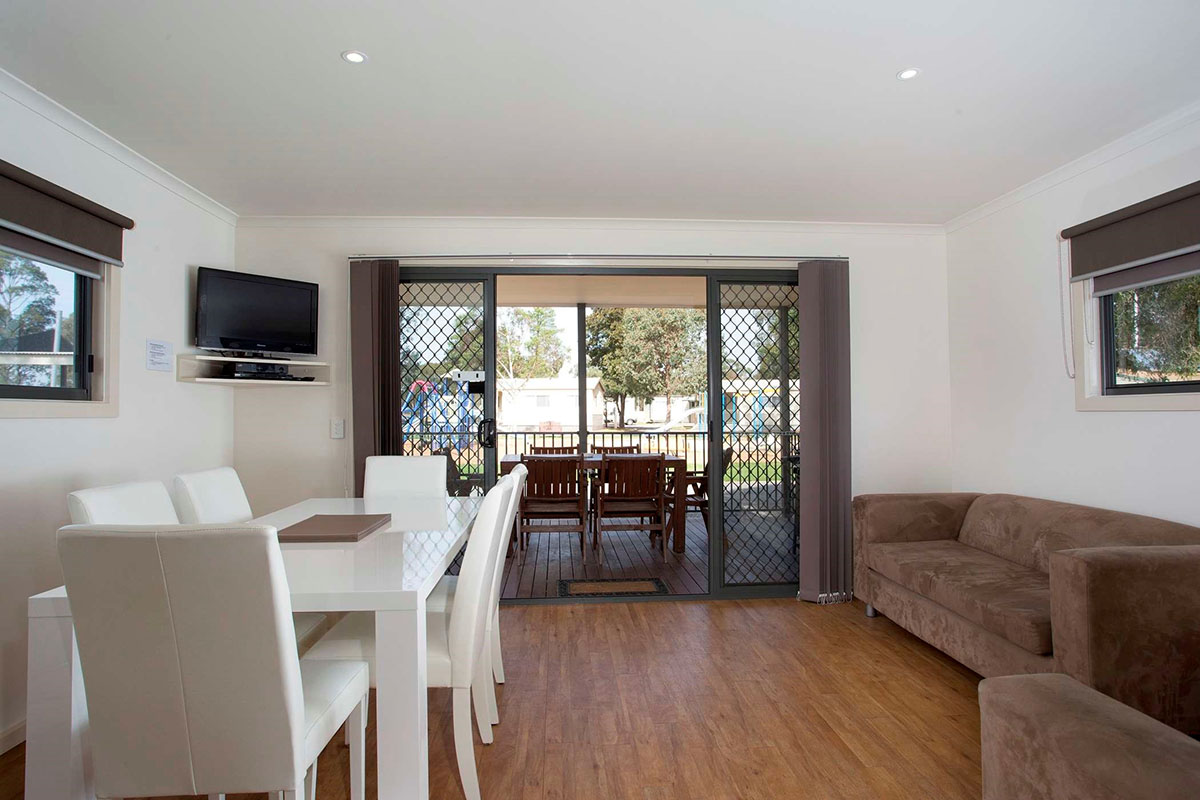 POOL VIEW SUPERIOR CABIN 5 BERTH : BIG4 Bendigo Marong Holiday Park ...