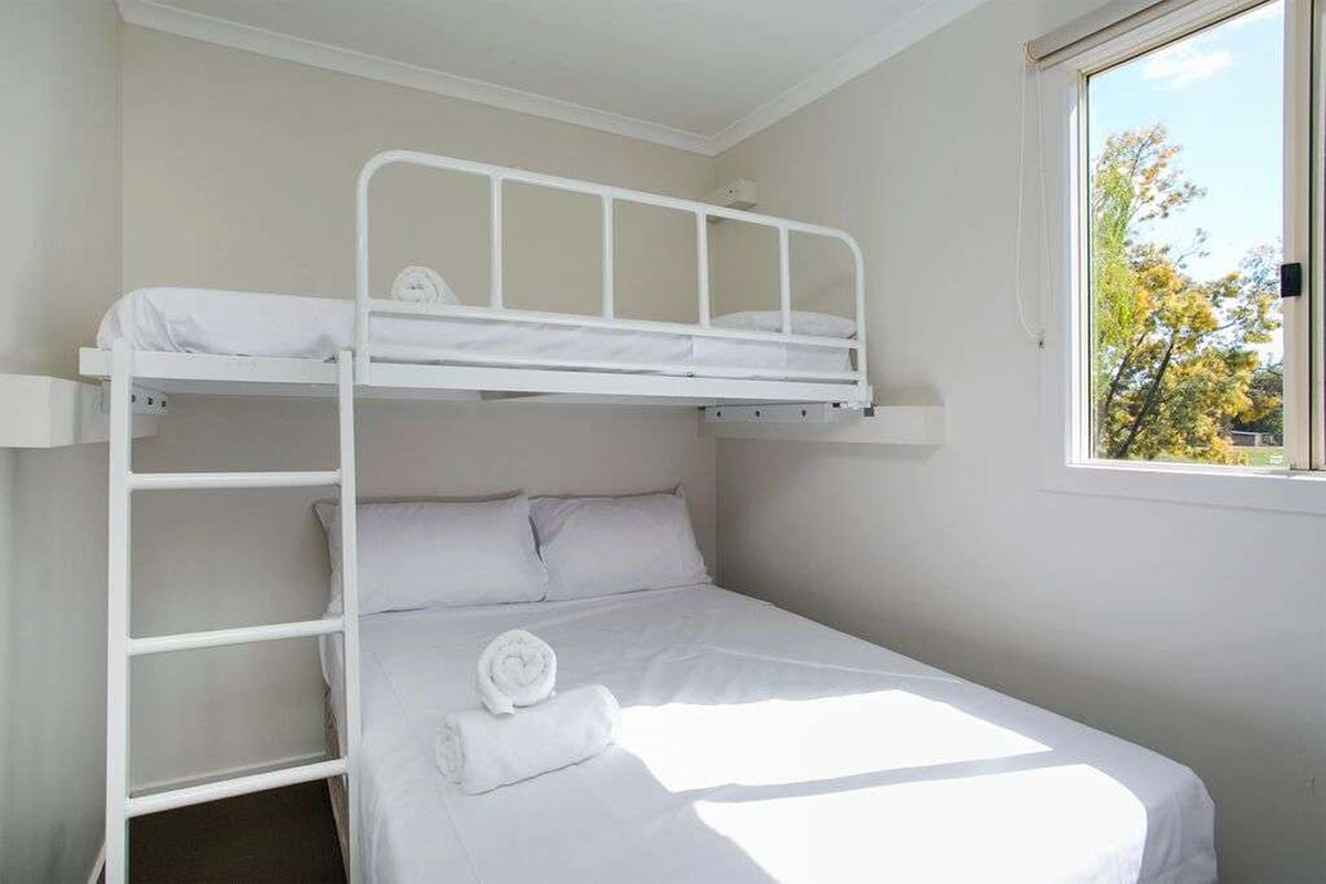 POOL VIEW SUPERIOR CABIN 5 BERTH : BIG4 Bendigo Marong Holiday Park ...