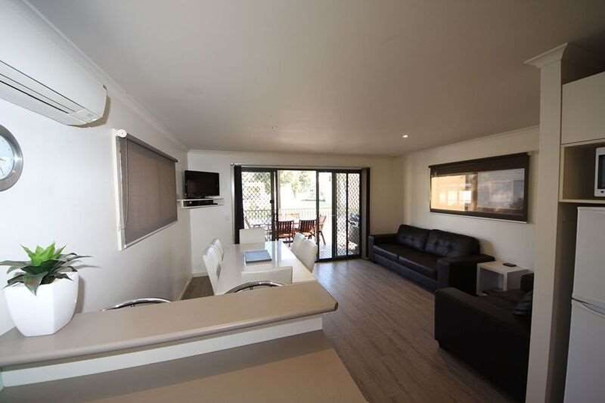 POOL VIEW SUPERIOR CABIN 5 BERTH : BIG4 Bendigo Marong Holiday Park ...