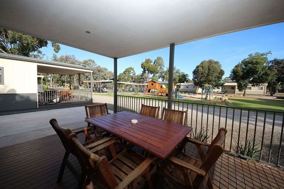 POOL VIEW SUPERIOR CABIN : BIG4 Bendigo Marong Holiday Park : Marong ...